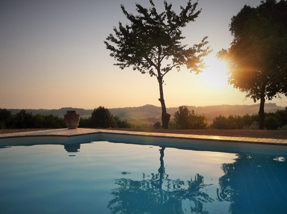 Støbt pool med kantsten i brændte tegl - ToscanaBolig